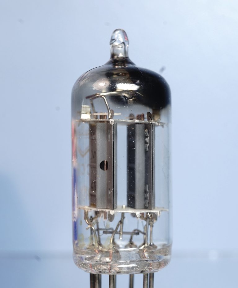 ECC83 Mullard Blackburn, f91 / mC1, square getter, long plates (Jan ...